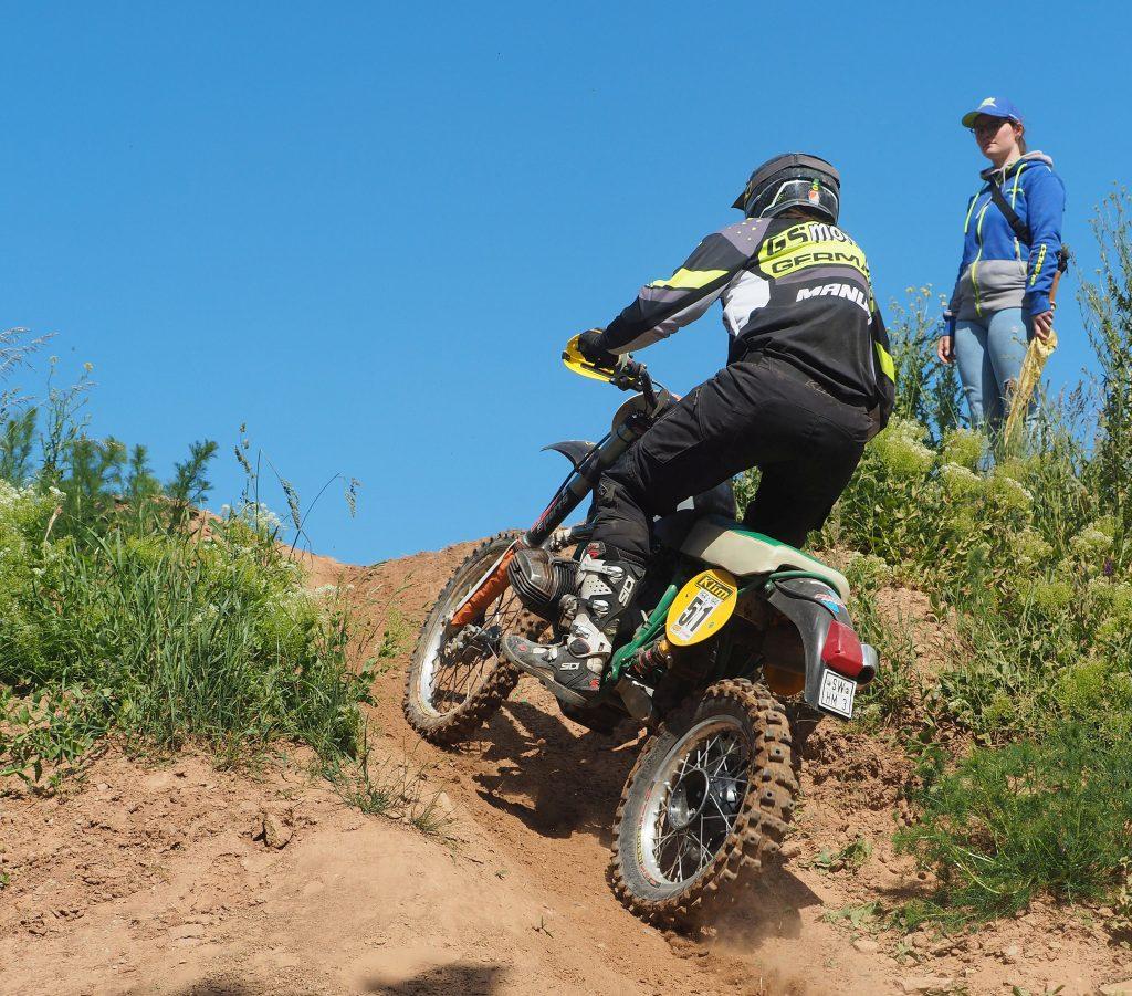 Enduroboxer, a BMW airhead transformed from a police motorcycle into an winning enduro racer ...